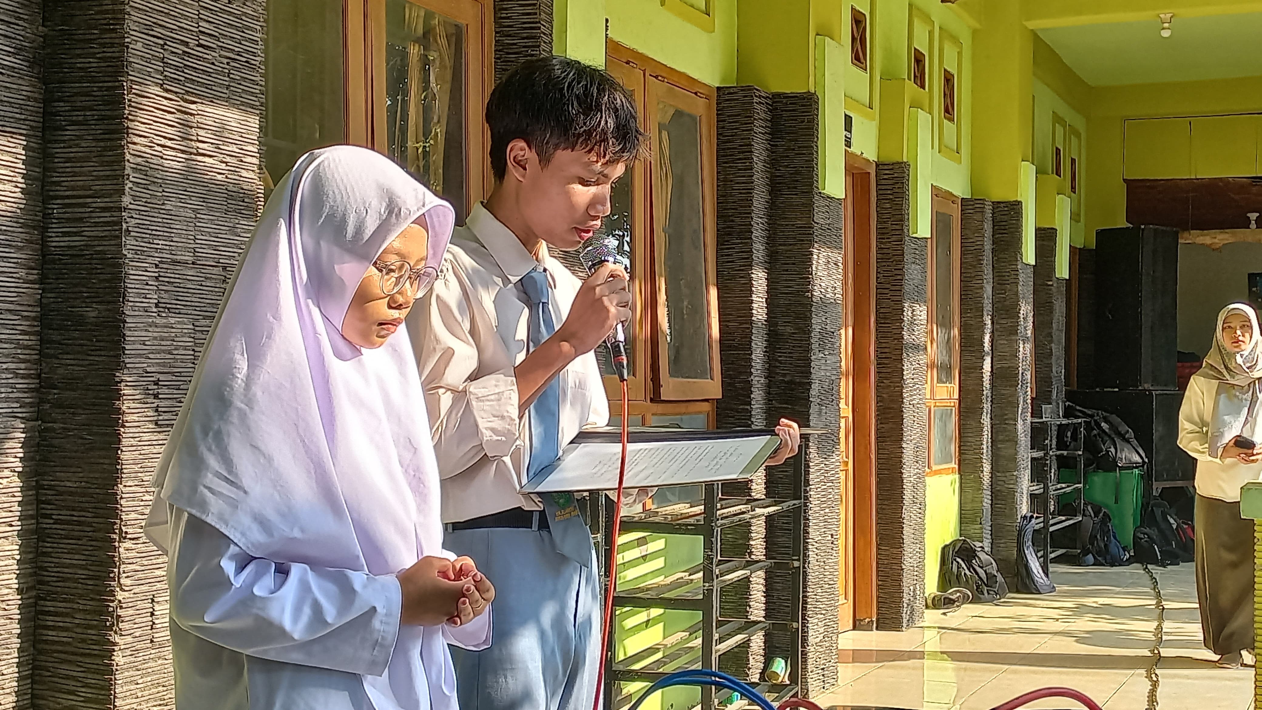 Upacara Bendera di Madrasah Al Hikam Jombang Ajak Siswa Tingkatkan ...